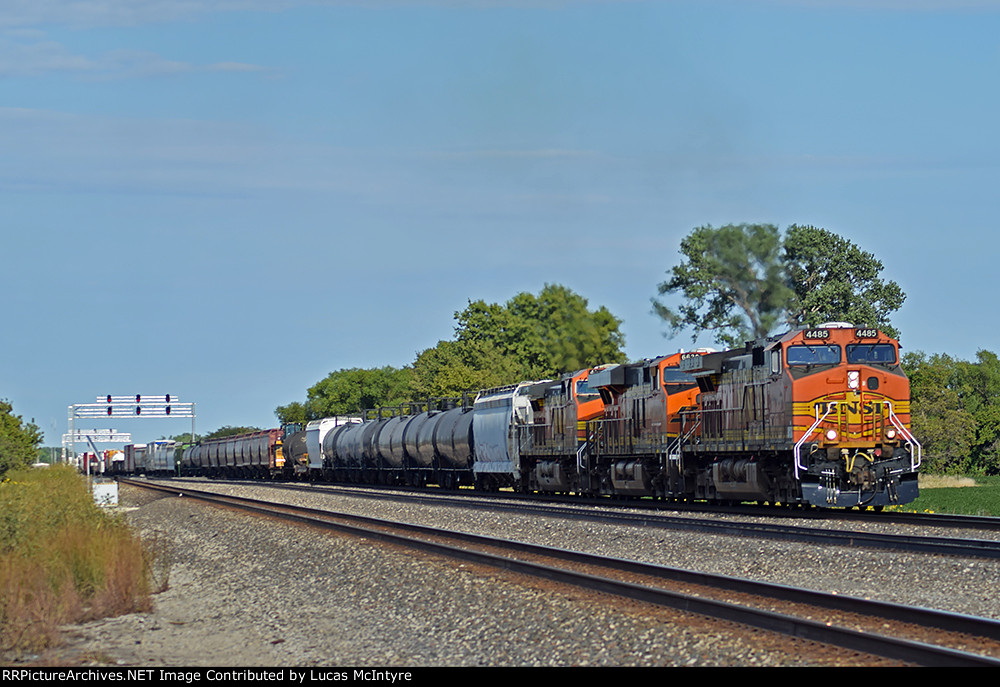 BNSF 4485 westbound BNSF manifest train